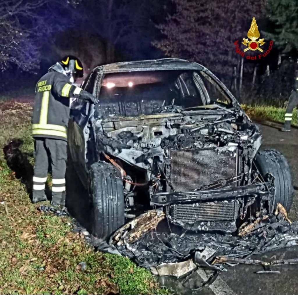 CISTERNA: AUTO CARBONIZZATA A BORDO STRADA - Latina TU