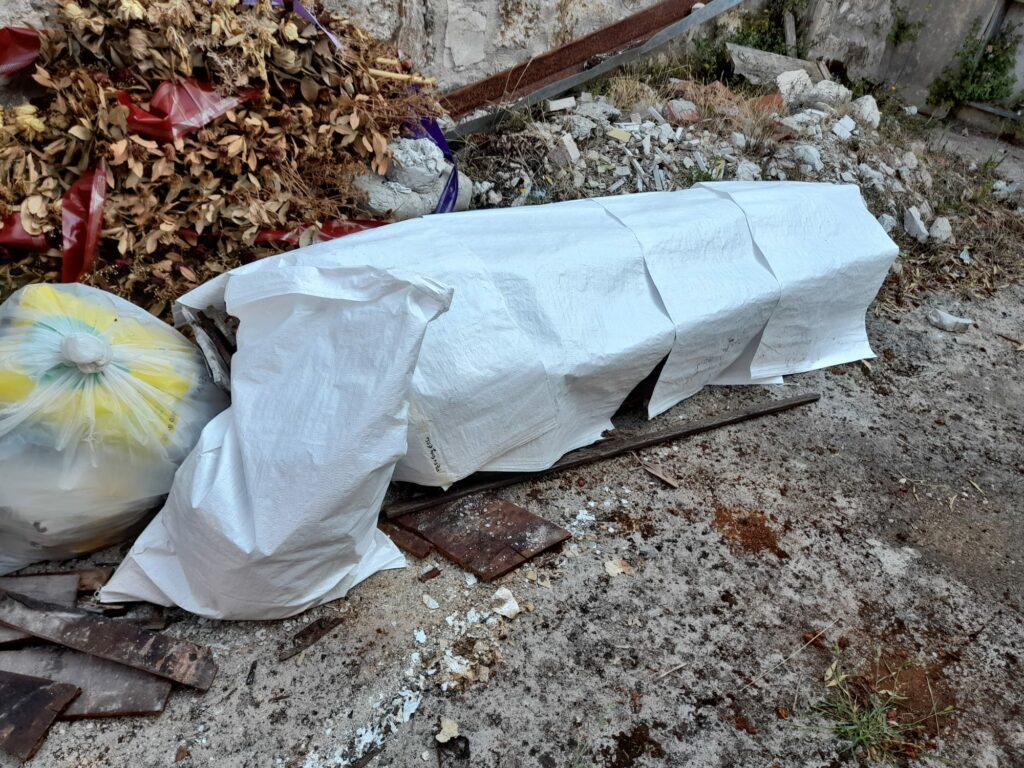 DEGRADO A ROCCAGORGA: UNA BARA COPERTA DA TELI BIANCHI BUTTATA TRA I ...