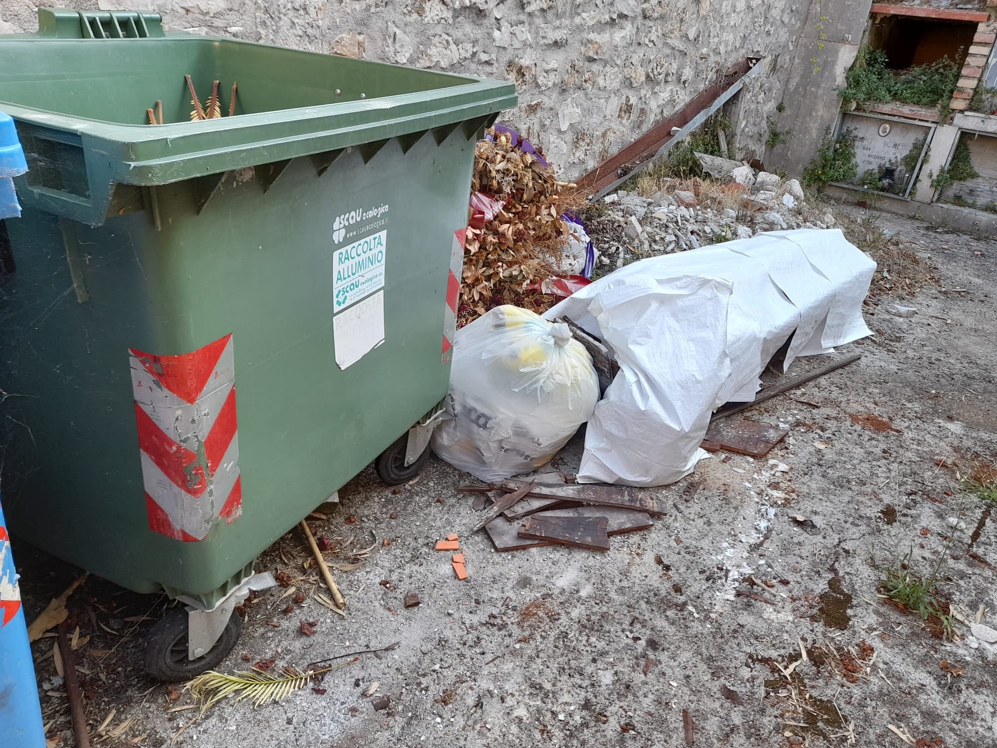 DEGRADO A ROCCAGORGA: UNA BARA COPERTA DA TELI BIANCHI BUTTATA TRA I ...