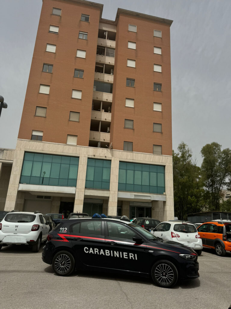 ARRESTATO L'UOMO STRAFATTO CHE HA CAMMINAVA SUL CORNICIONE DEL SESTO PIANO