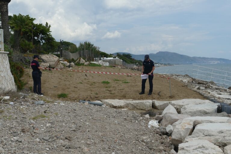 RIFIUTI EDILI SCARICATI SULLA SPIAGGIA A FONDI: DENUNCIATO IL TITOLARE ...